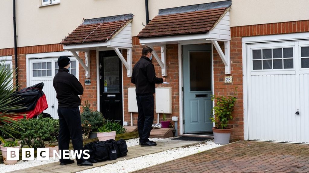 Snow: Covid variant test centres in Broxbourne reopen - BBC News
