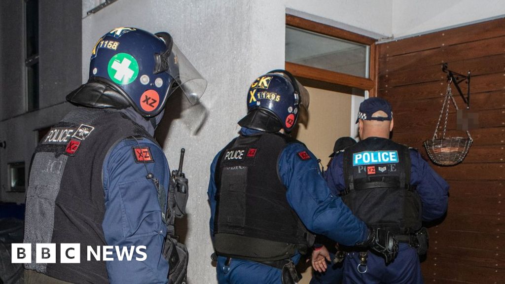 Three held as police target 'county lines' gang in Manchester - BBC News