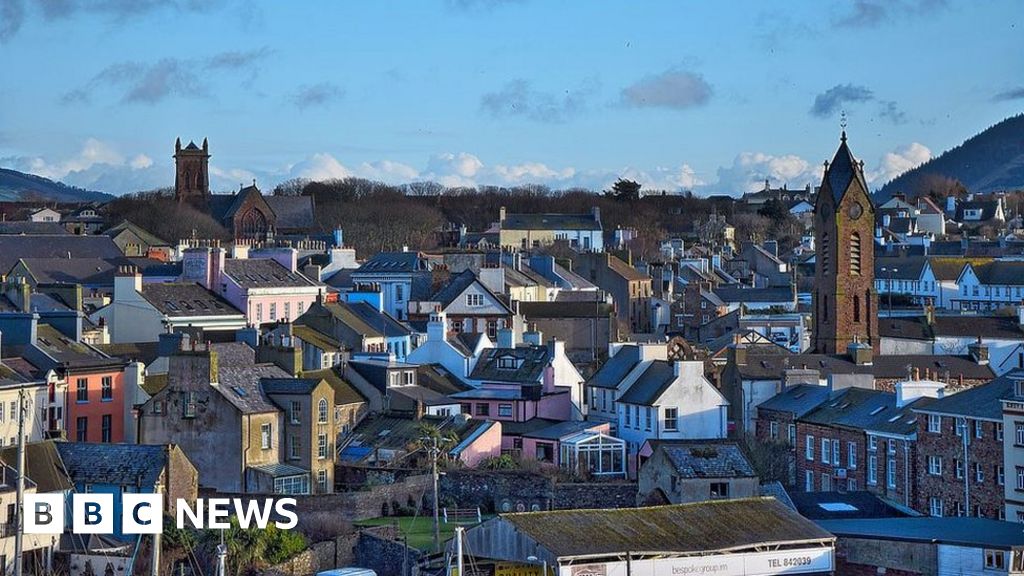 Peel: Isle of Man western town bids for city status - BBC News