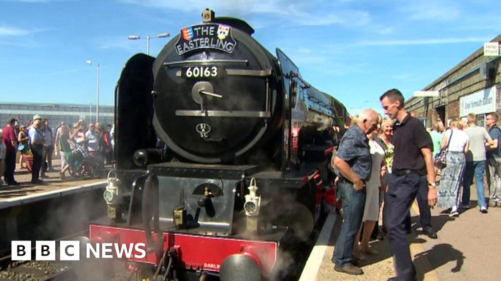 Hundreds turn out to see steam train trip to Great Yarmouth - BBC News