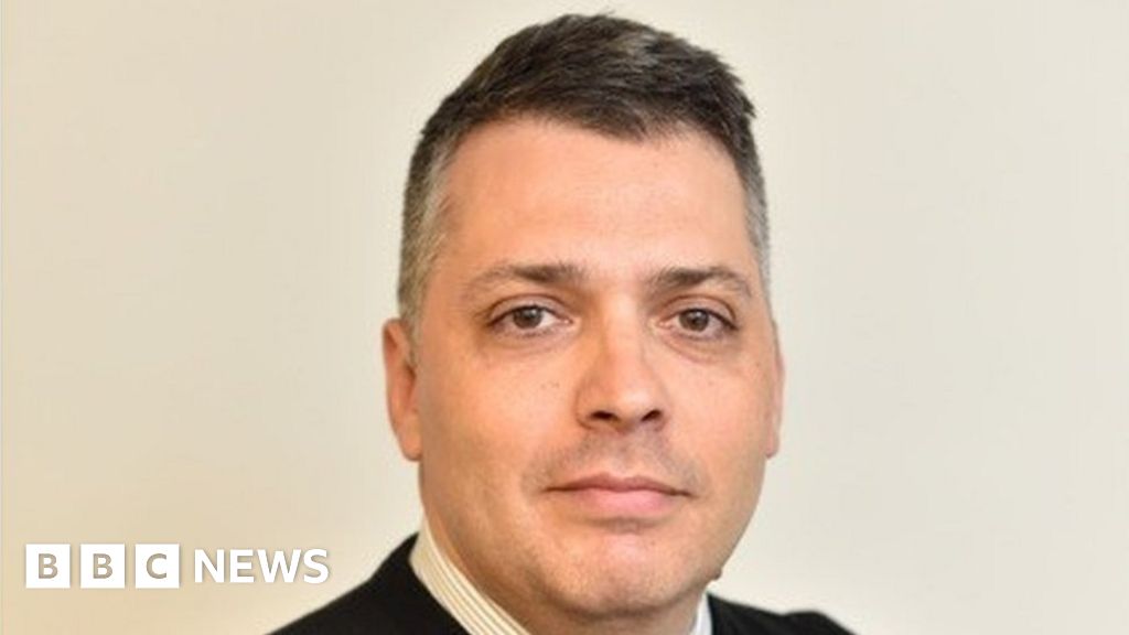 Surgeon admits possessing indecent images of children - BBC News