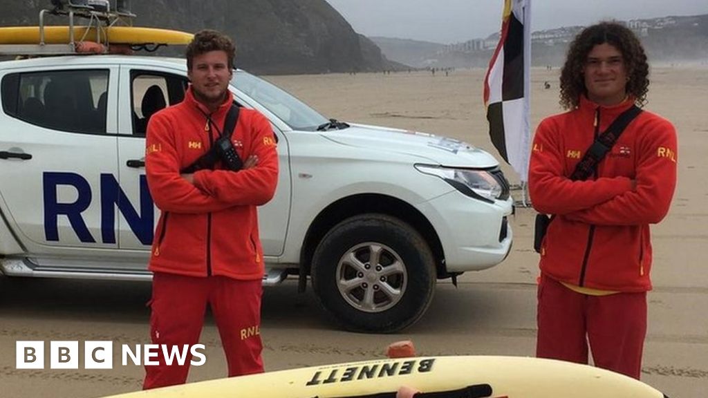 Cornwall rip current rescue: Off-duty lifeguards save man - BBC News