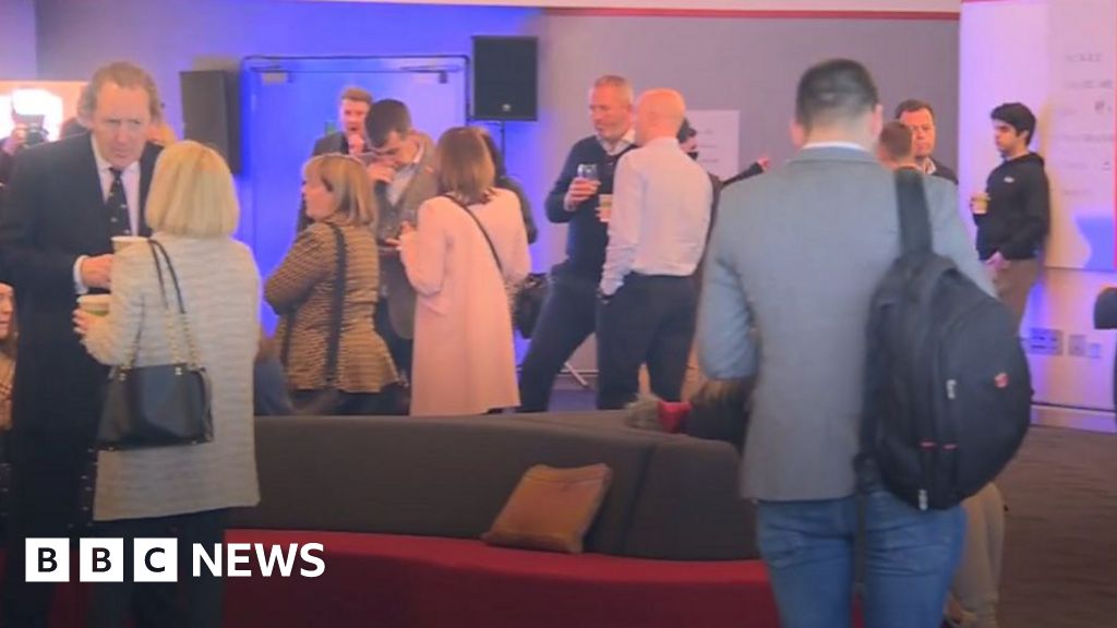 Covid: Liverpool hosts 'pioneering' mask-free business event - BBC News