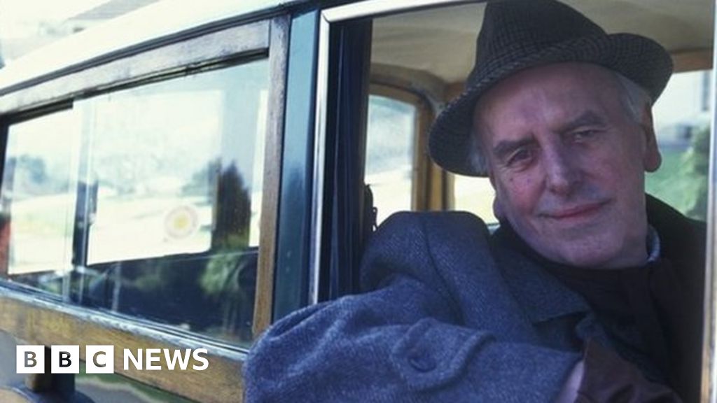 George Cole dies at the age of 90 - BBC News