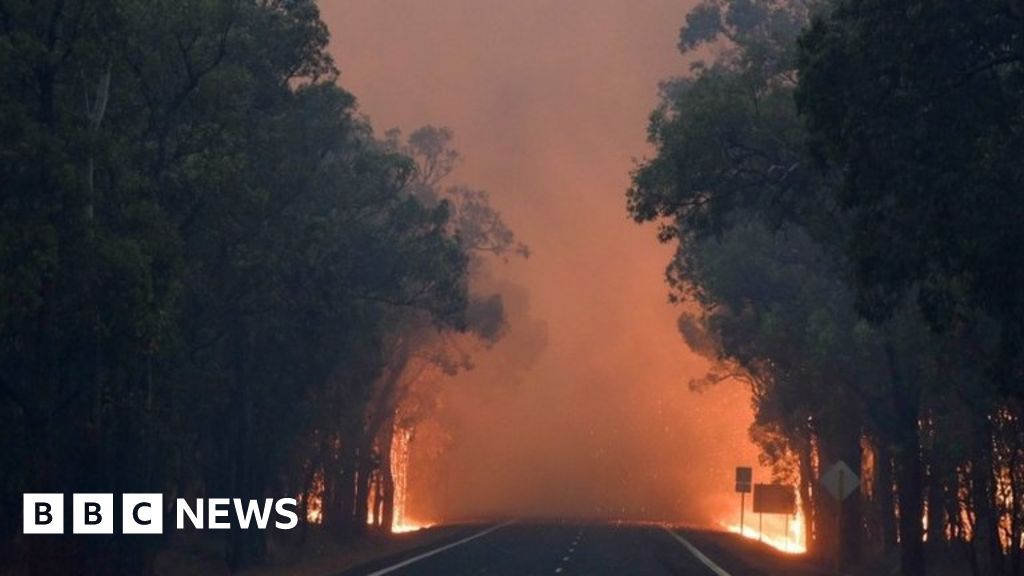 Australia bushfire: Two killed as blaze rages unabated - BBC News