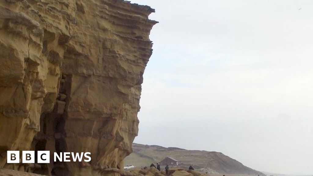 Overhanging Jurassic Coast cliff collapses - BBC News