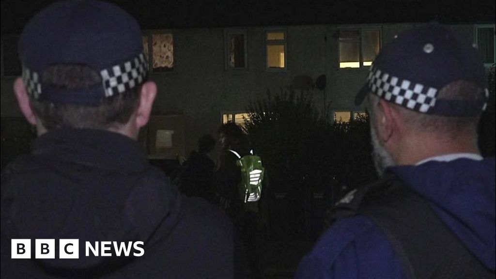 Met Police make 290 arrests in county lines crackdown - BBC News