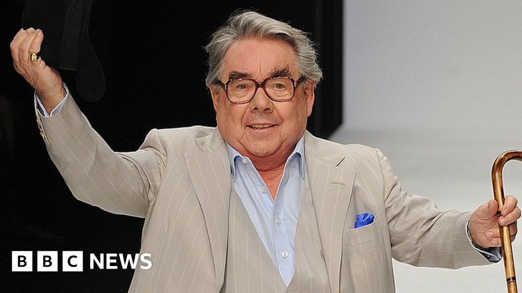 Ronnie Corbett: Life in pictures - BBC News