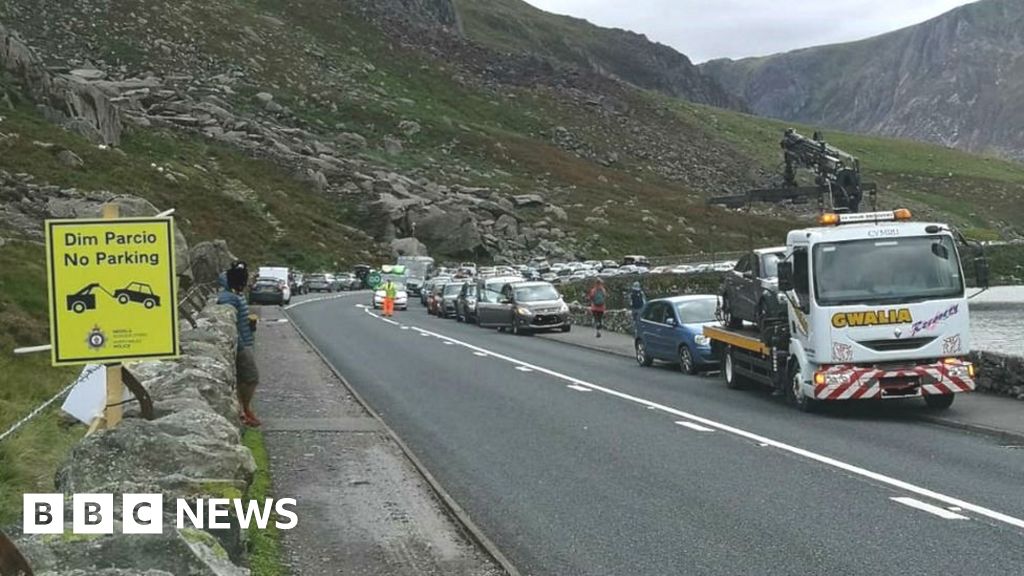 Snowdon parking to be pre-booked to stop 'chaos' - BBC News