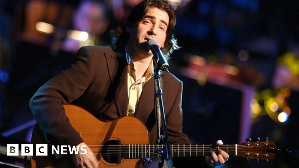 Brian Kennedy: Belfast singer reveals cancer diagnosis - BBC News
