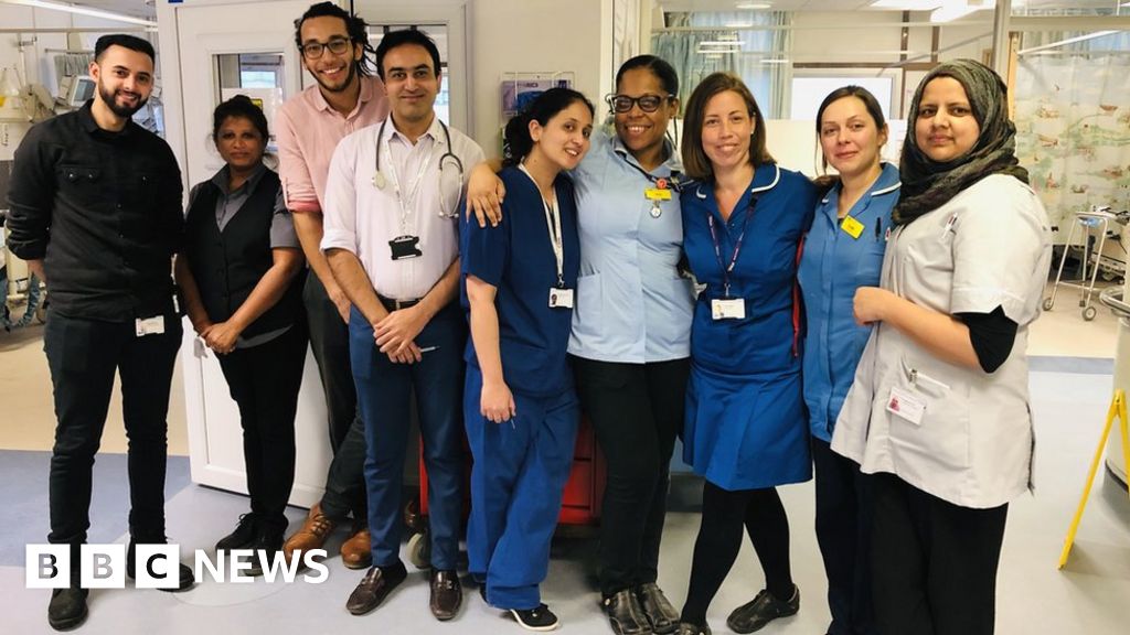 Nurses praised for three-hour snow trek in Buckinghamshire - BBC News