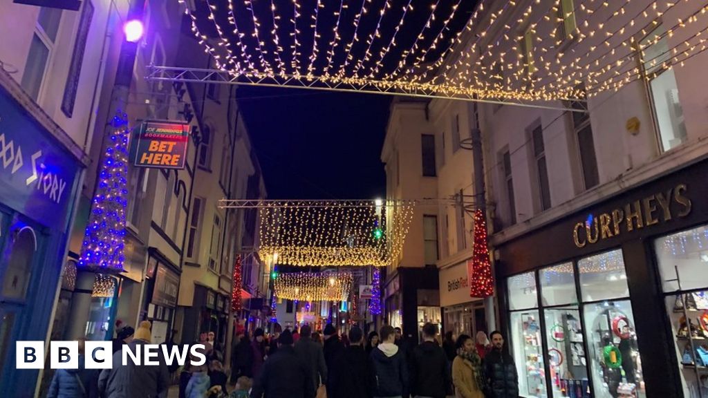 Isle of Man: Thousands gather for Christmas light switch-on