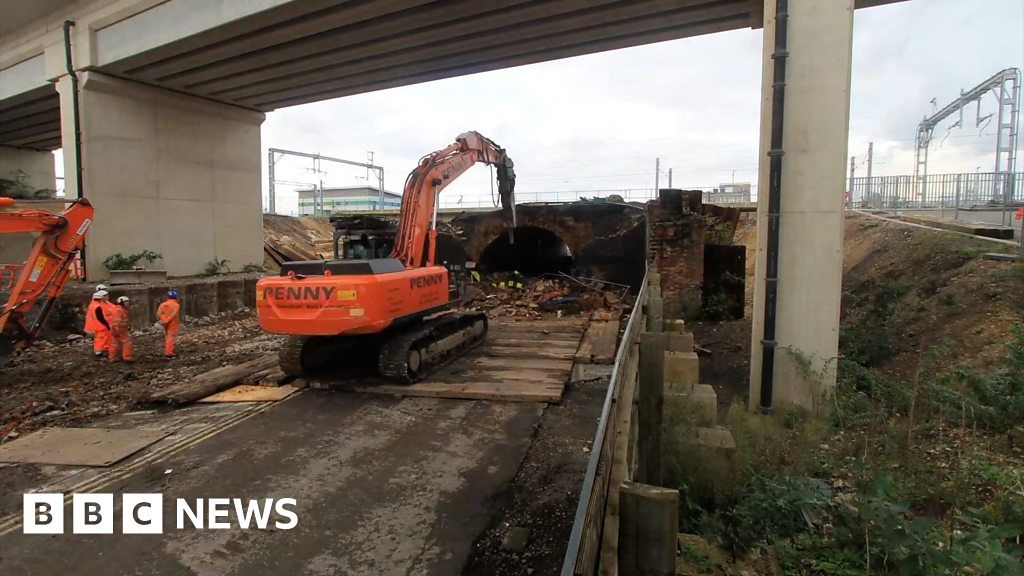 Cow Lane railway bridge in Reading demolished