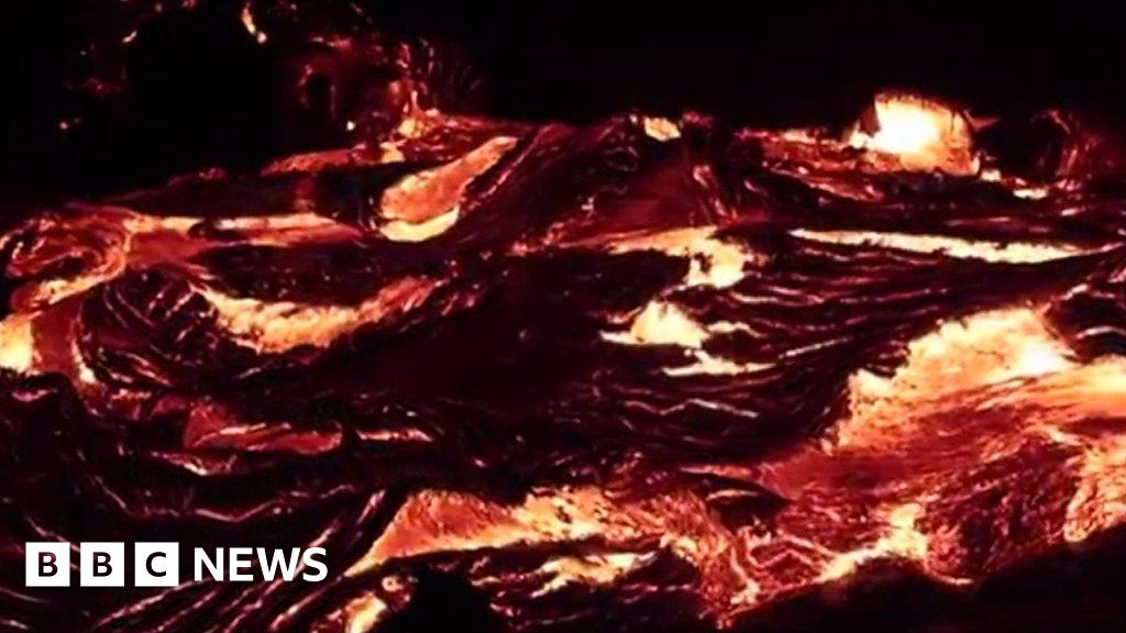 Mesmerising lava flows from Kilauea volcano in Hawaii - BBC News