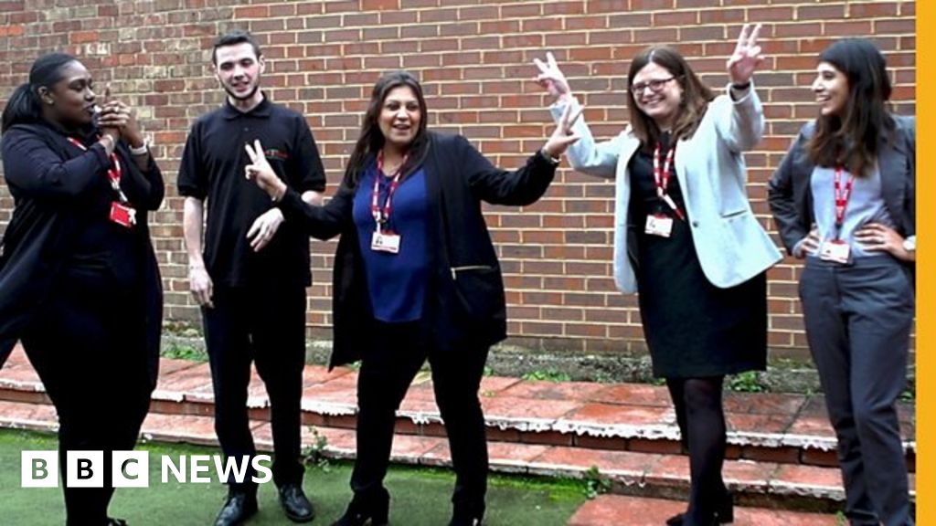 The teachers who pay cash to keep their pupils in school - BBC News