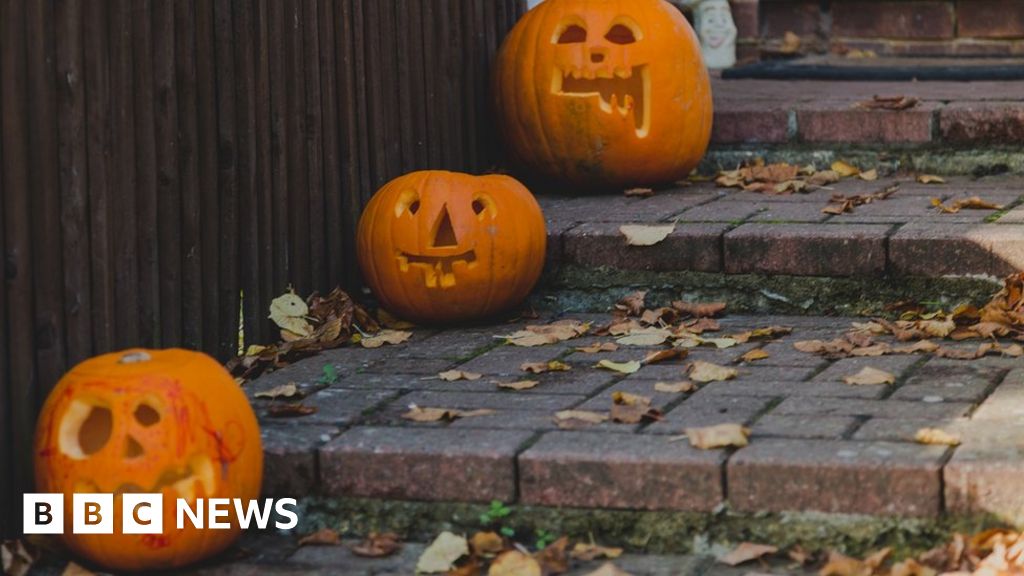 Halloween in England: Ghostly reads for the season - BBC News