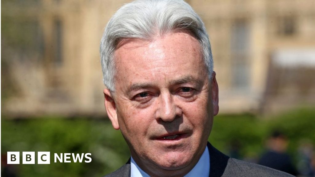 Tory leadership race: Alan Duncan resigns as minister - BBC News