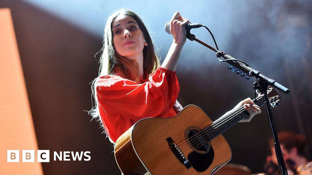 Haim perform Right Now at Radio 1's Big Weekend - BBC News