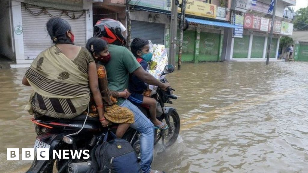 Heavy rains destroy homes and lives in southern India - BBC News