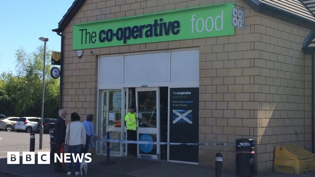 Police hunt supermarket ram-raiders - BBC News