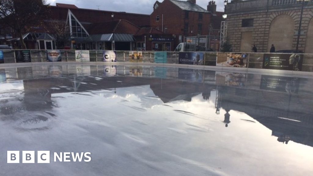 Lincoln's Christmas melted ice rink becomes giant puddle - BBC News
