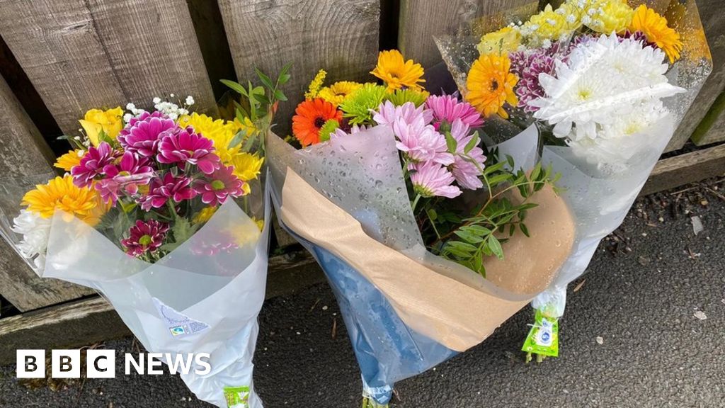 Exeter fatal house fire: Tributes paid to family - BBC News