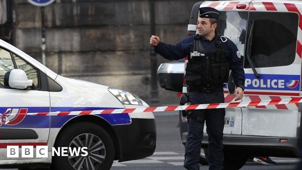 French security forces gather at Louvre after attack - BBC News