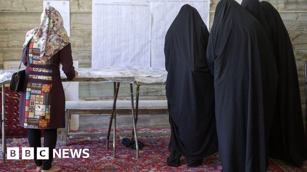 In pictures: Iran's women vote in election - BBC News
