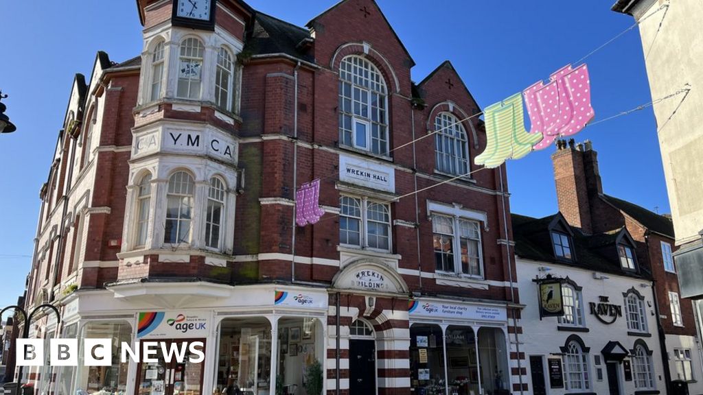 Plans to renovate landmark town centre building - BBC News