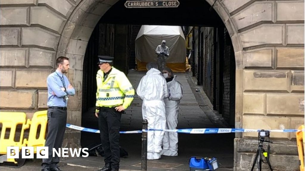 Man arrested over alleyway rape in Edinburgh - BBC News
