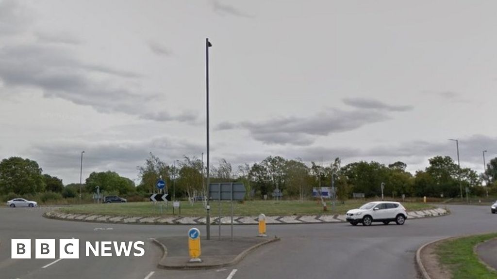 Two die in roundabout crash near Bicester - BBC News