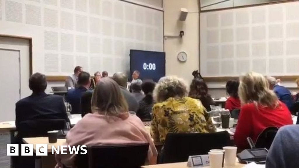 Brighton and Hove councillors agree 6% council tax rise - BBC News