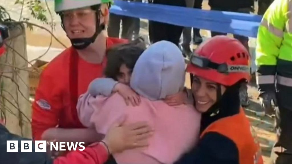 UK firefighters rescue mum and daughter after earthquake - BBC News
