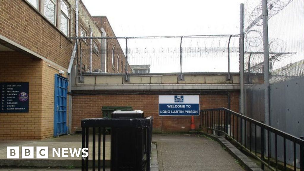 Long Lartin inmates living in squalid conditions - report - BBC News
