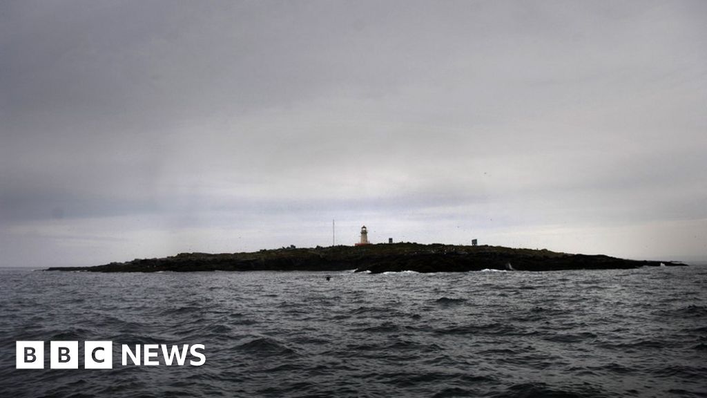 US border agents approached Canada fishermen in disputed waters - BBC News