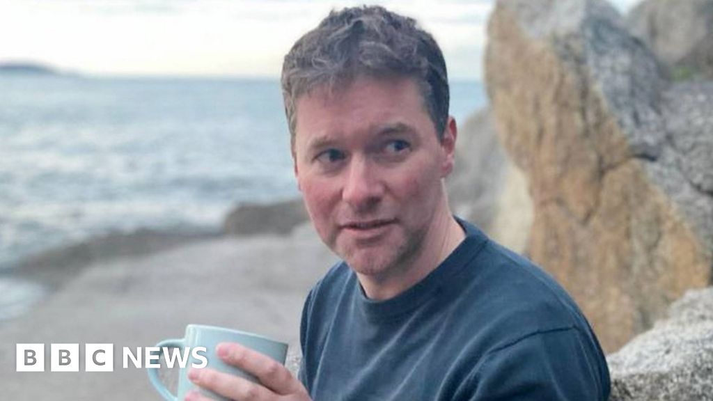 Tributes paid to 'one of a kind' journalist Brian Hutton - BBC News