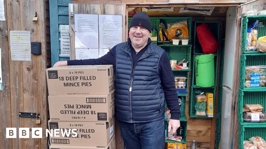 York: Food bank organiser says nurses and paramedics among users - BBC News
