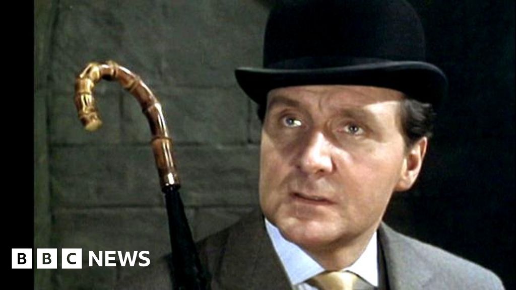 The Avengers' Patrick Macnee in action - BBC News
