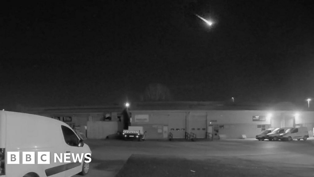 UK meteor lights up sky over parts of England - BBC News