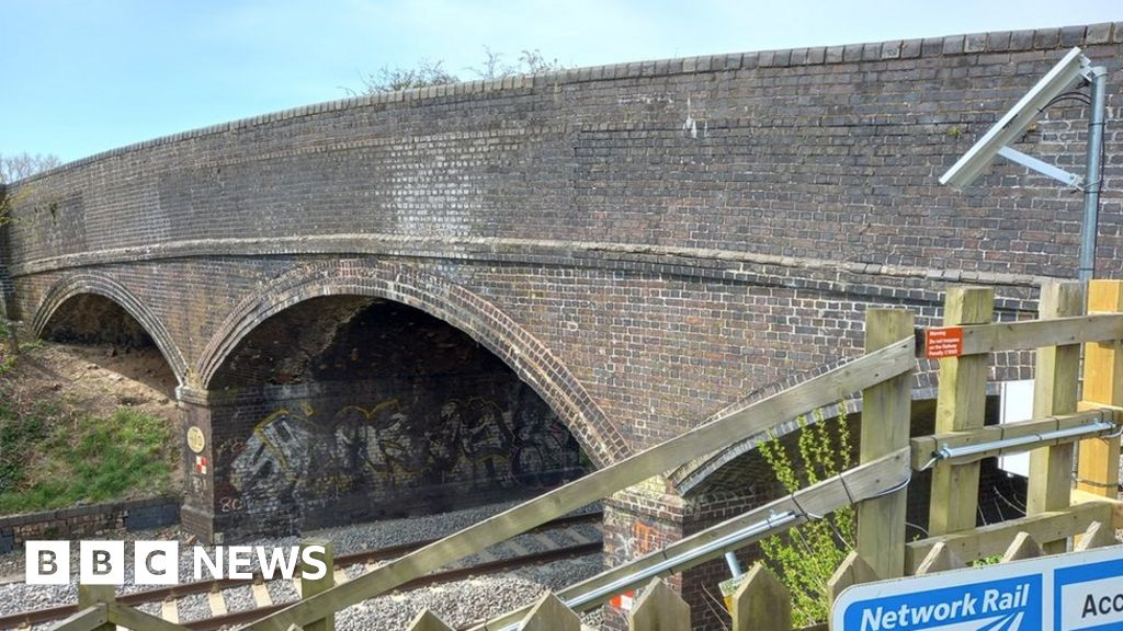 Great Glen: Railway bridge work to begin after safety row - BBC News