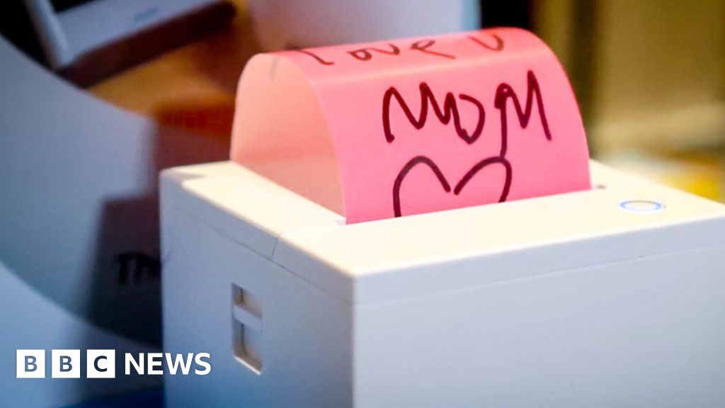 CES 2018: Sticky note printer created for technophobe mother - BBC News