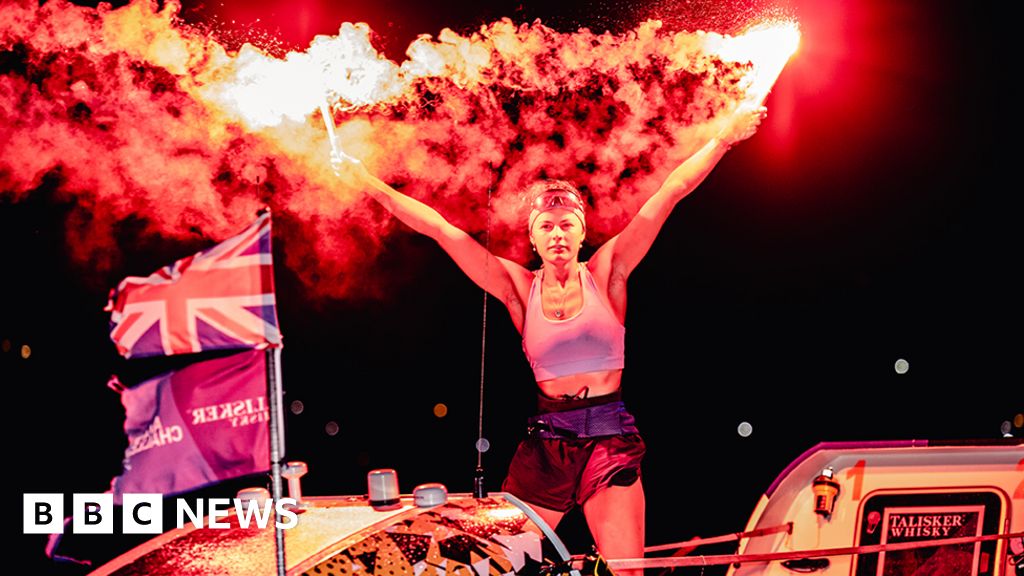 Solo Atlantic rower Miriam Payne finishes in race record time - BBC News