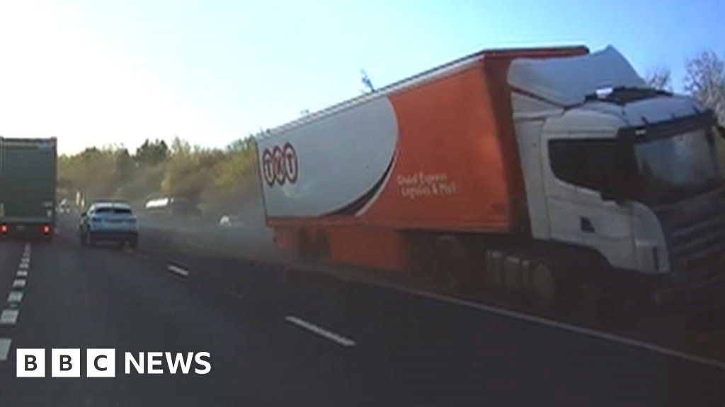 Bypass reopens after lorry hit Edinburgh city bypass barrier - BBC News