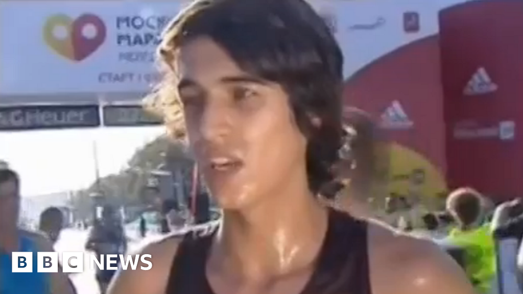 Russia: Runner 'blocked by police' at Moscow Marathon - BBC News