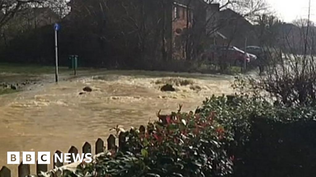 Hedge End homes flooded after burst water main - BBC News