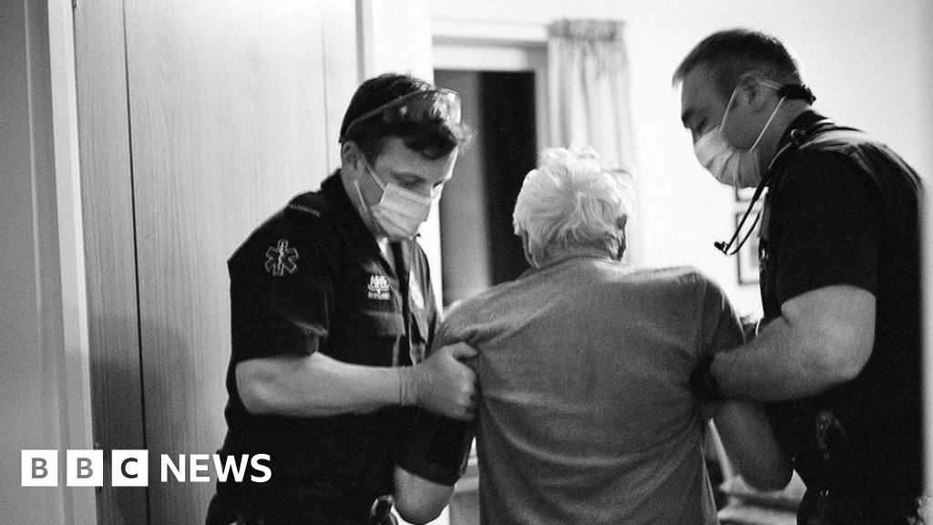 Coronavirus: Ambulance crews adapt to new challenges of Covid-19 - BBC News