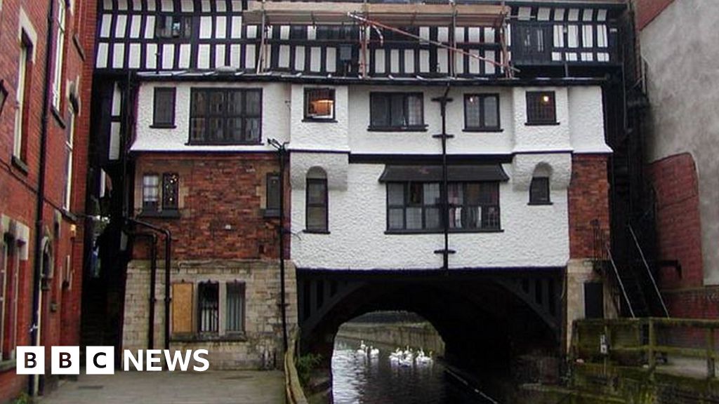 Lincoln High Bridge path temporarily closed over safety fears - BBC News