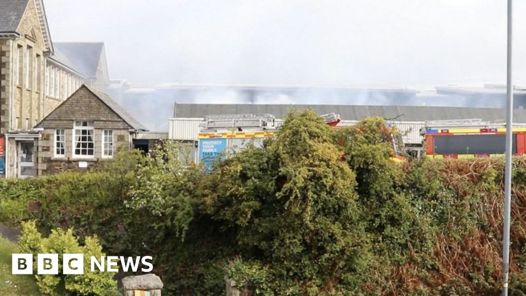 Redruth fire: Blaze destroys valuable artwork at creative hub - BBC News