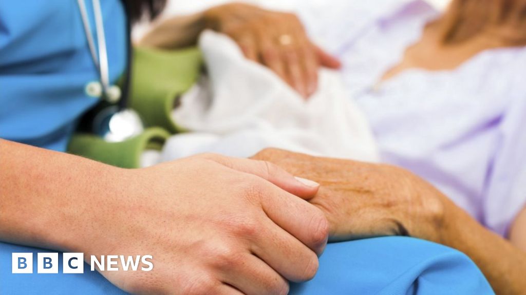 Cancer death rate in Scotland drops by 11% over decade - BBC News