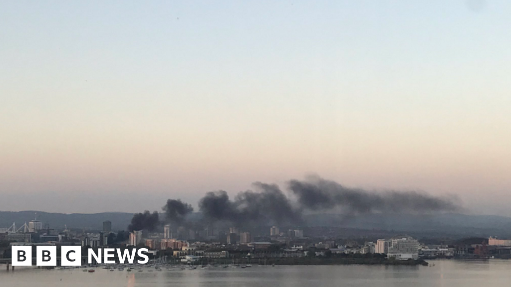 Smoke from Butetown fire drifts over Cardiff - BBC News